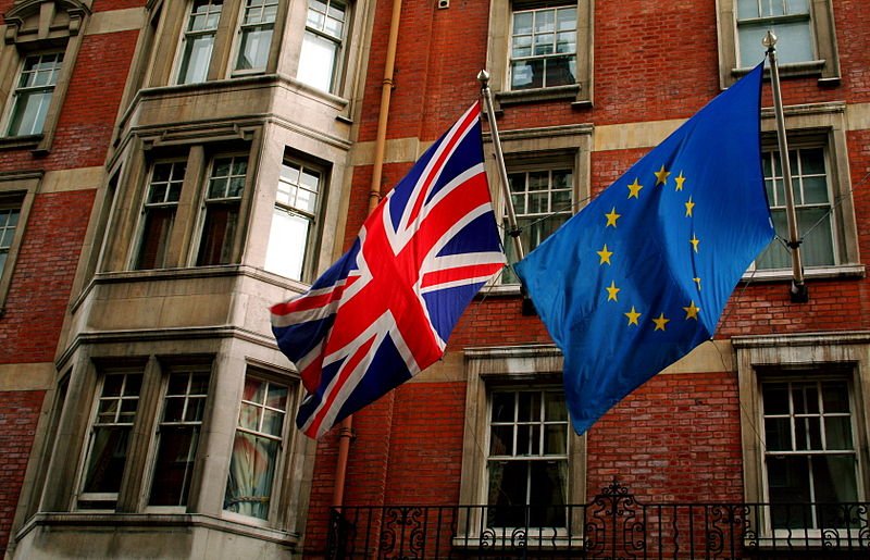800px-Union_Jack_and_the_european_flag - Eurocomunicazione