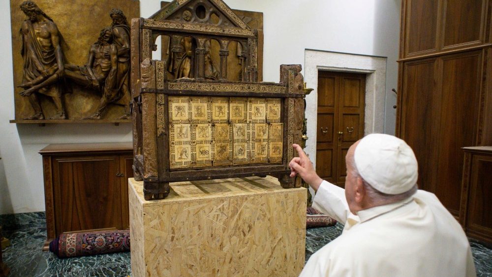 La Cattedra lignea di San Pietro esposta in Basilica vaticana ...